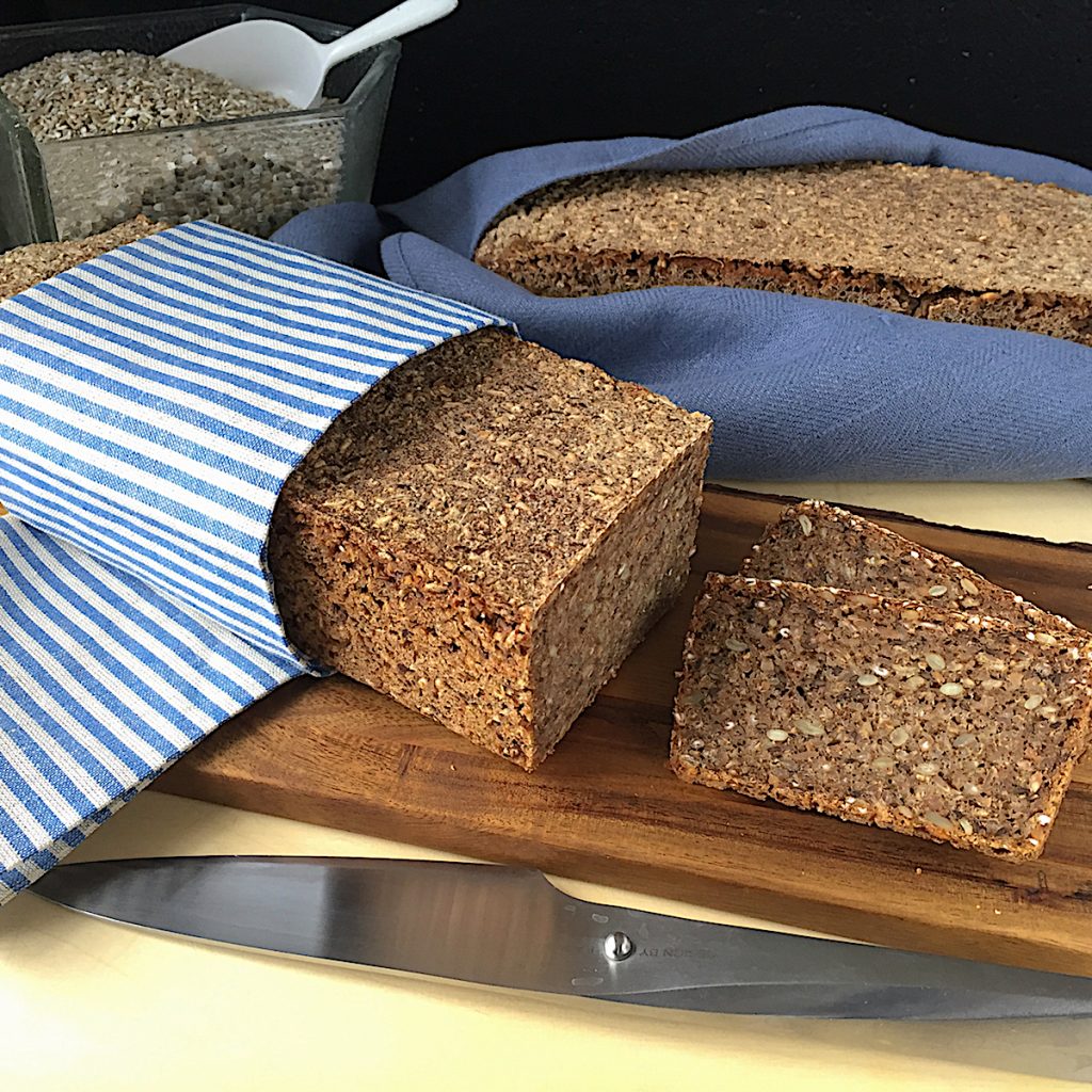 RUGBRØD MED SURDEJ OG KERNER - Sandras køkken